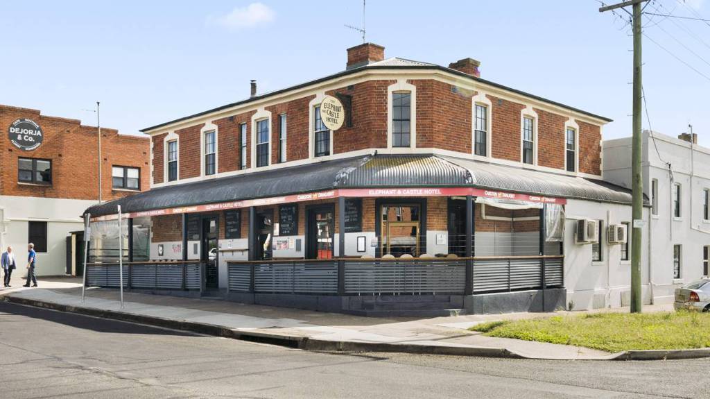 Bathurst's historic Elephant & Castle hotel for sale
